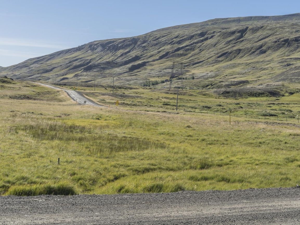 Iceland Mountain Road: Clear Skies and Breathtaking Views Iceland Mountain Road: Clear Skies and Breathtaking Views