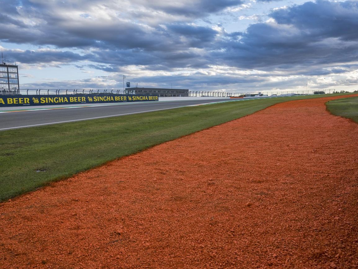 Spanish Race Track in Valencia: Clear Sky and Exciting Racing