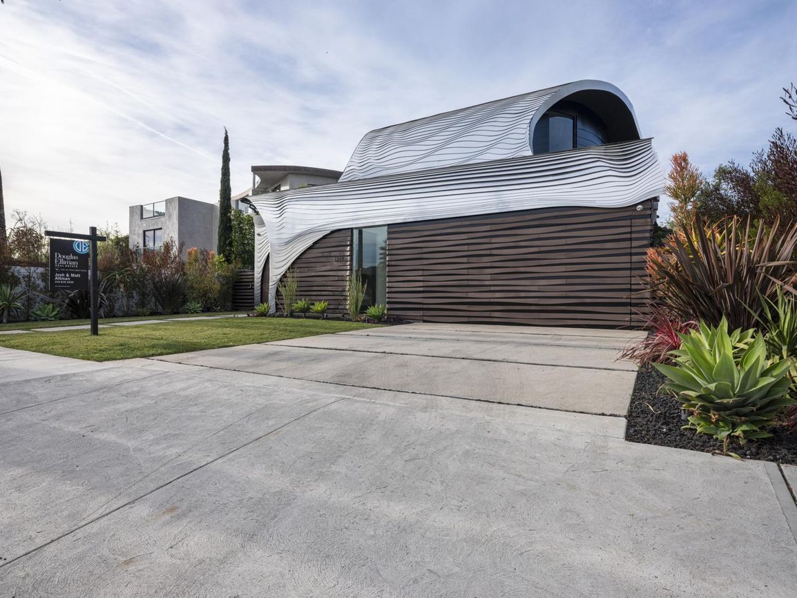 Urban Design in California: Concrete Building in a City