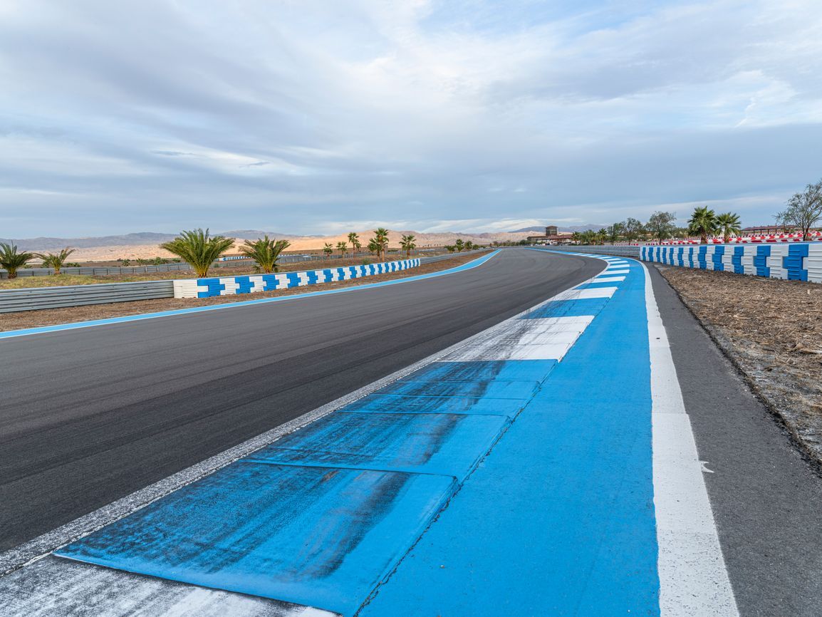 USA: A Perfect Day for Racing on the Asphalt Race Track