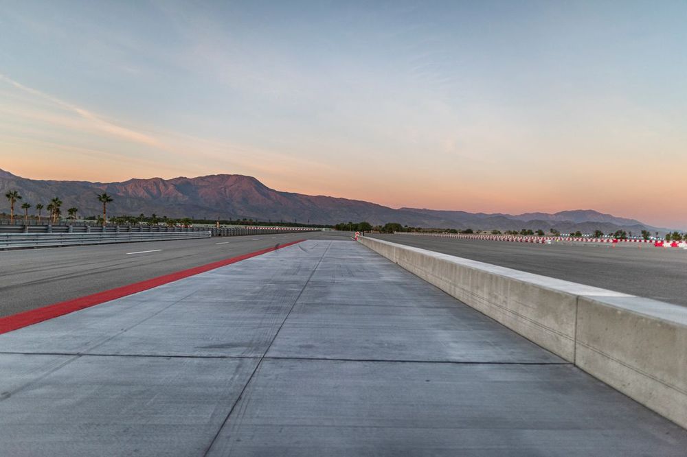 Asphalt Racing: Curves at the Race Track
