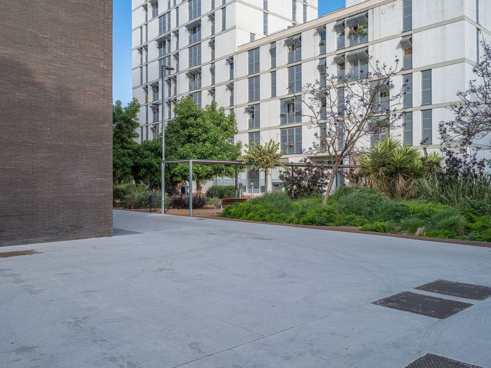 Barcelona, Spain: A Modern Residential Courtyard - HDRi Maps and Backplates