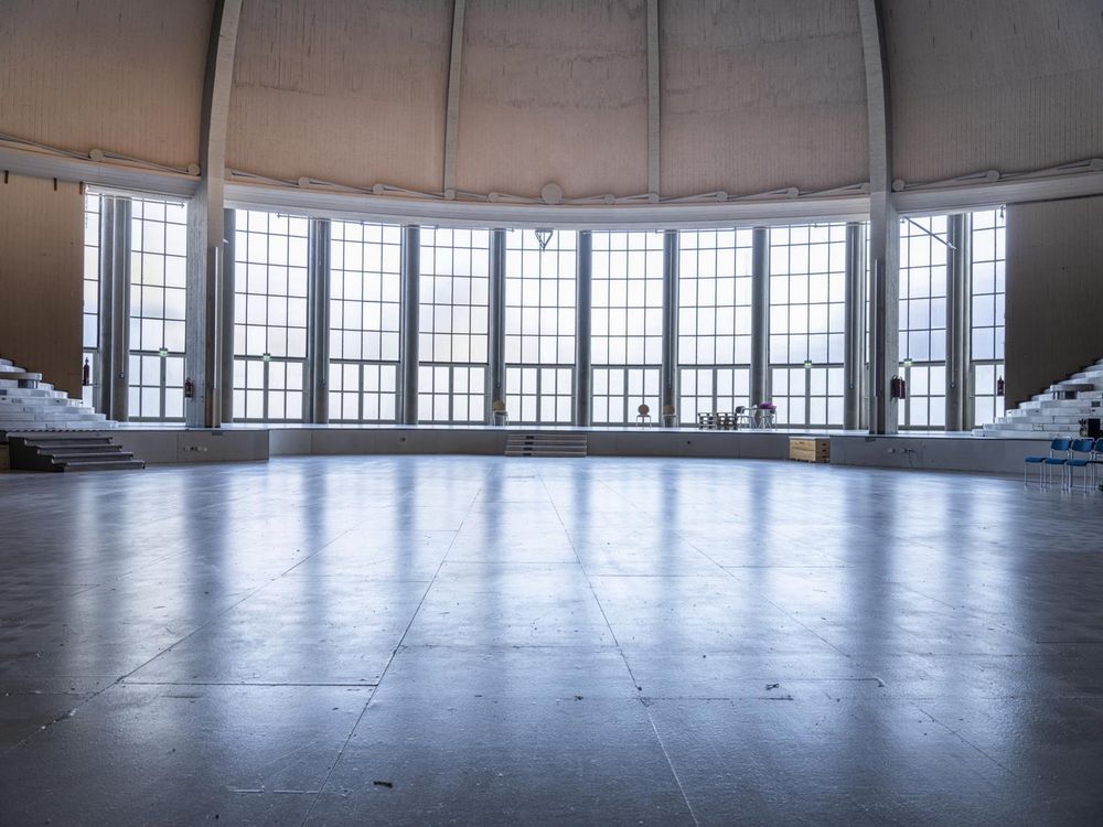 Berlin Auditorium: Classic Architecture with Glass Windows - HDRi Maps ...