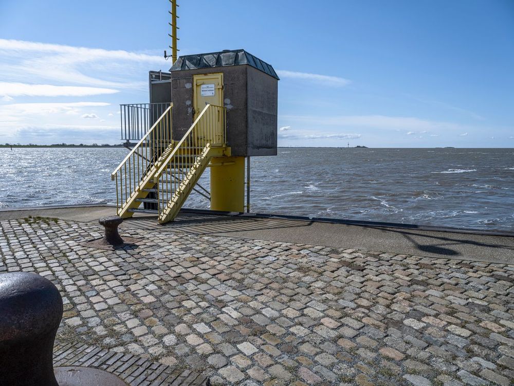 Bremen Harbor: Waterfront Building and Clear Sky - HDRi Maps and Backplates
