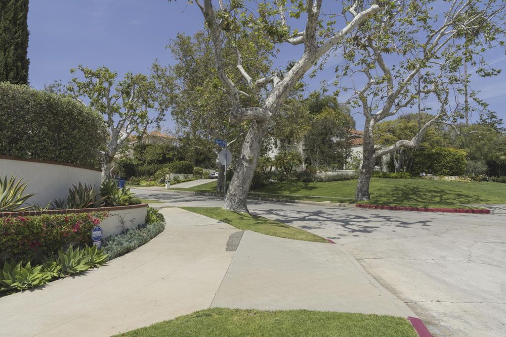 California Day: Residential Area with Lush Lawn and Trees - HDRi Maps ...