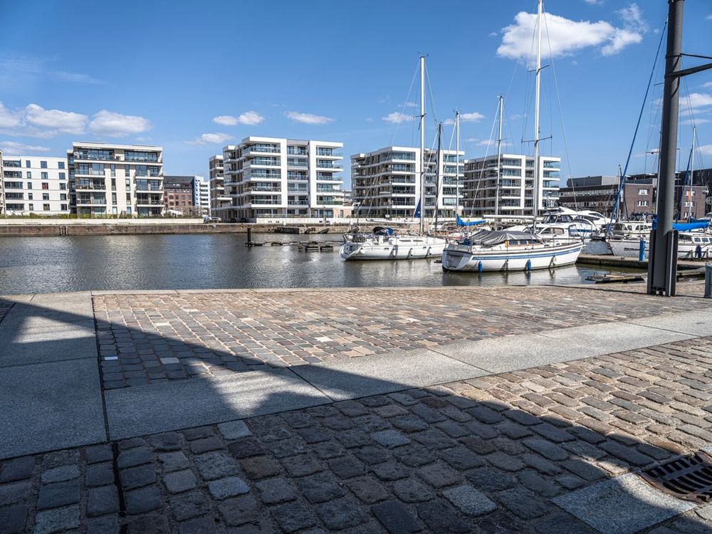 Clear Sky Over Lake in Bremen, Germany - HDRi Maps and Backplates