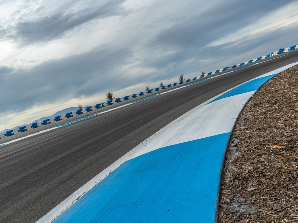 Asphalt Curves: Racing on the USA's Premier Track - HDRi Maps and ...
