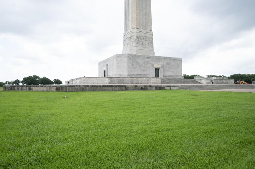 Dallas Architecture Monument with Green Grass - HDRi Maps and Backplates