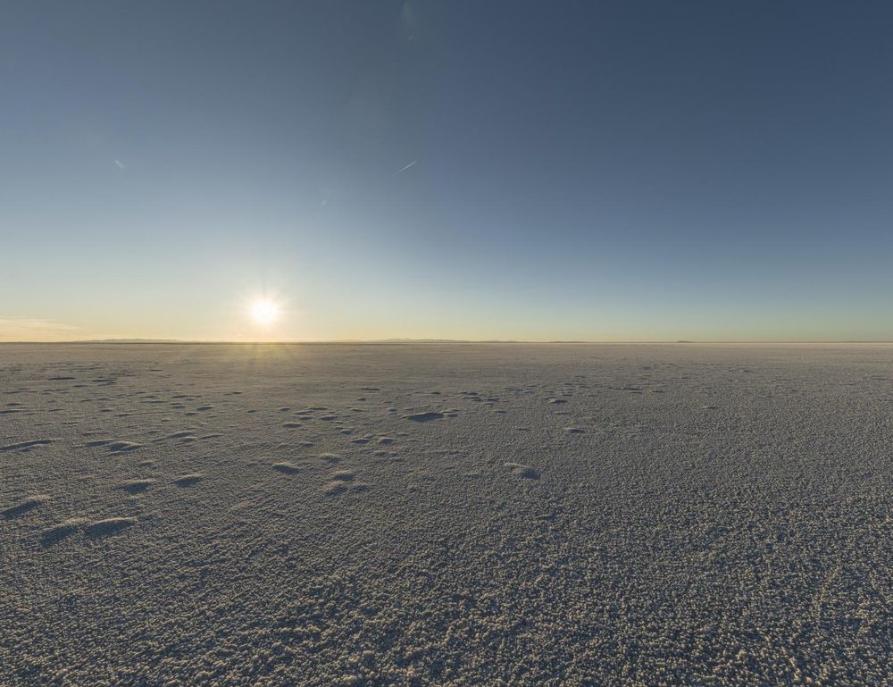 Dawn in Utah Desert: Clear Sky and Serene Atmosphere