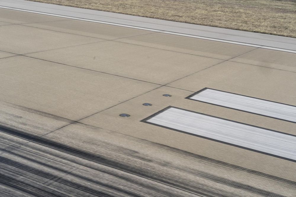 Elevated Runway with Plane Wing in Dallas Airport - HDRi Maps and ...
