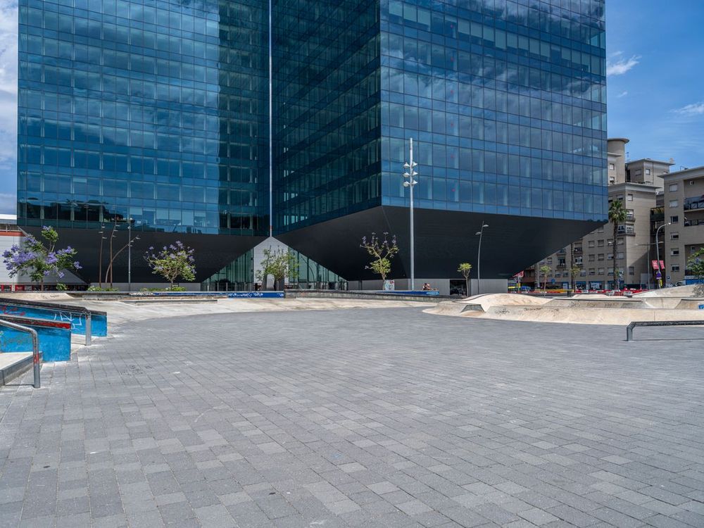 Exploring Barcelona: Modern Architecture and Sprawling Plazas - HDRi ...