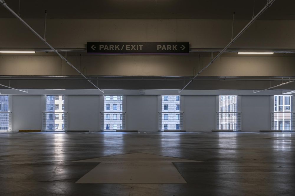 Los Angeles Architecture: Modern Building with Open Space and Parking ...