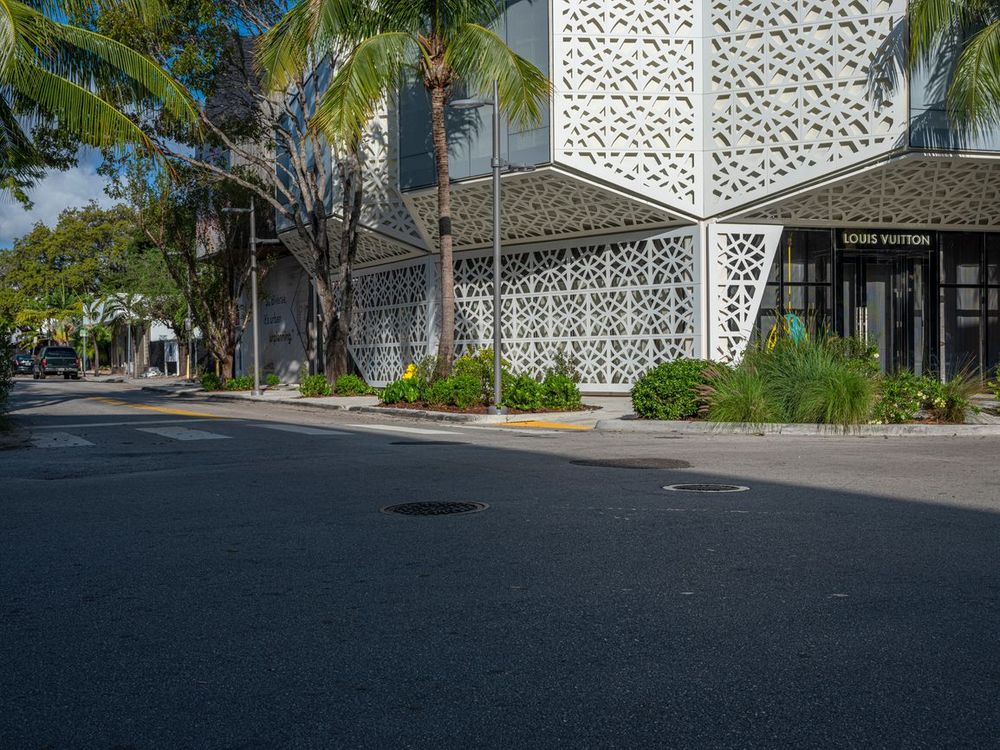 Miami Beach Crosswalk: Embracing City Life - HDRi Maps and Backplates