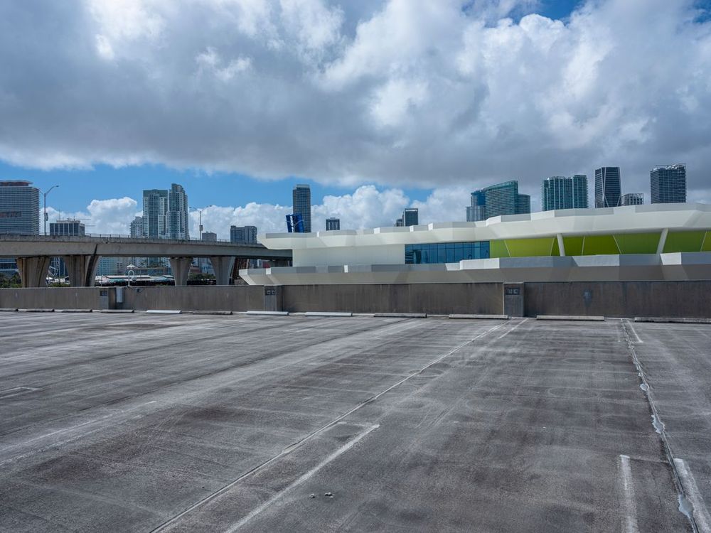 Miami Beach: Urban Cityscape with Parking Deck - HDRi Maps and Backplates