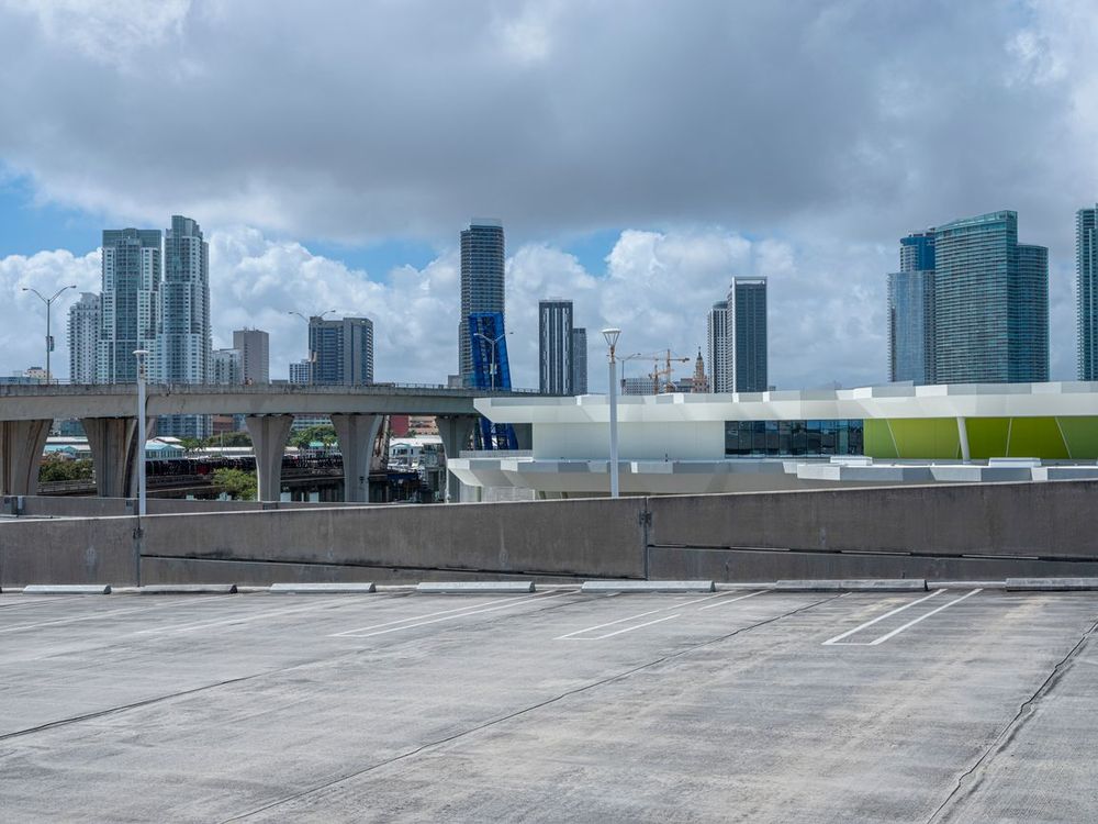 Miami Urban Landscape: Cityscape and Clouds - HDRi Maps and Backplates