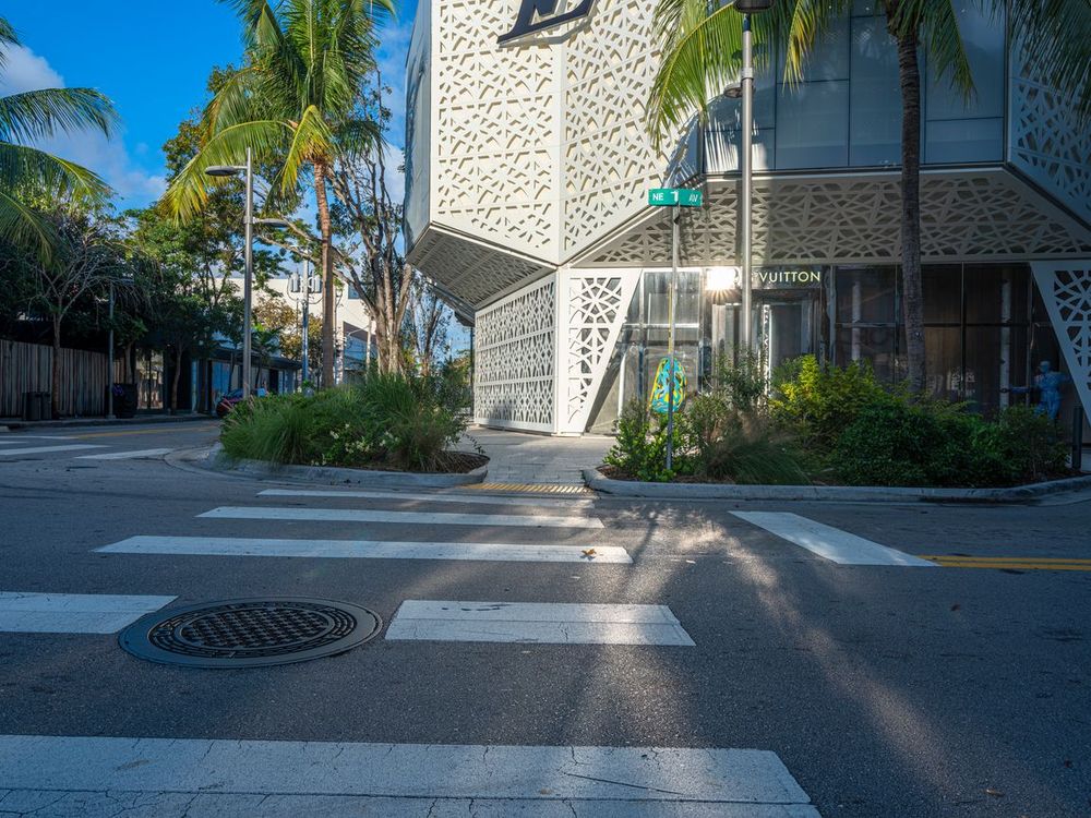 Miami, USA: Modern Architecture Storefronts - HDRi Maps and Backplates