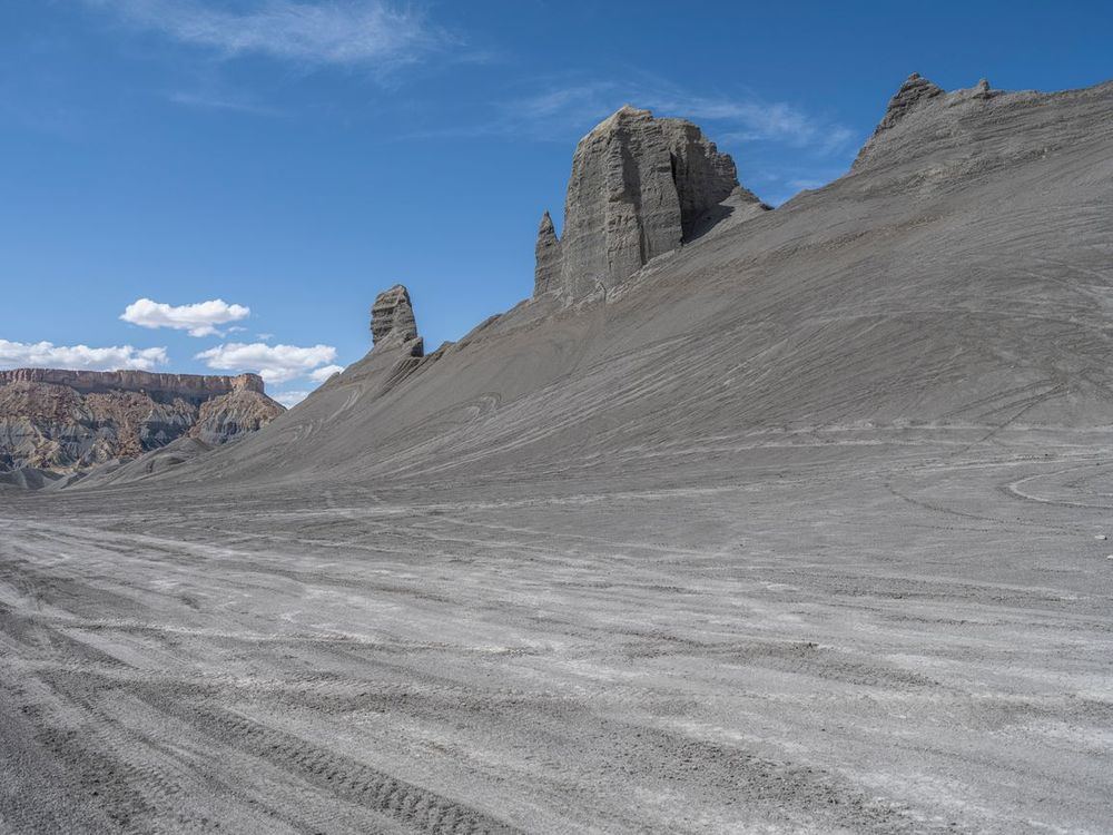 Off-Road Track in Factory Butte, Utah - HDRi Maps and Backplates