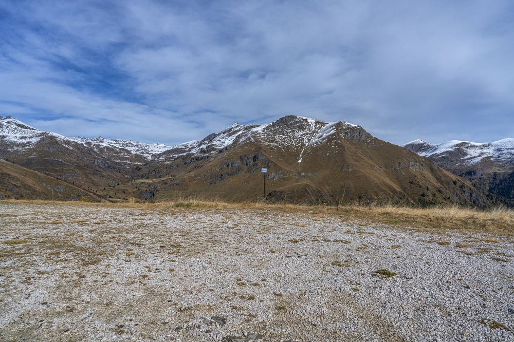 Open Space and Nature: Vegetation and Gravel - HDRi Maps and Backplates