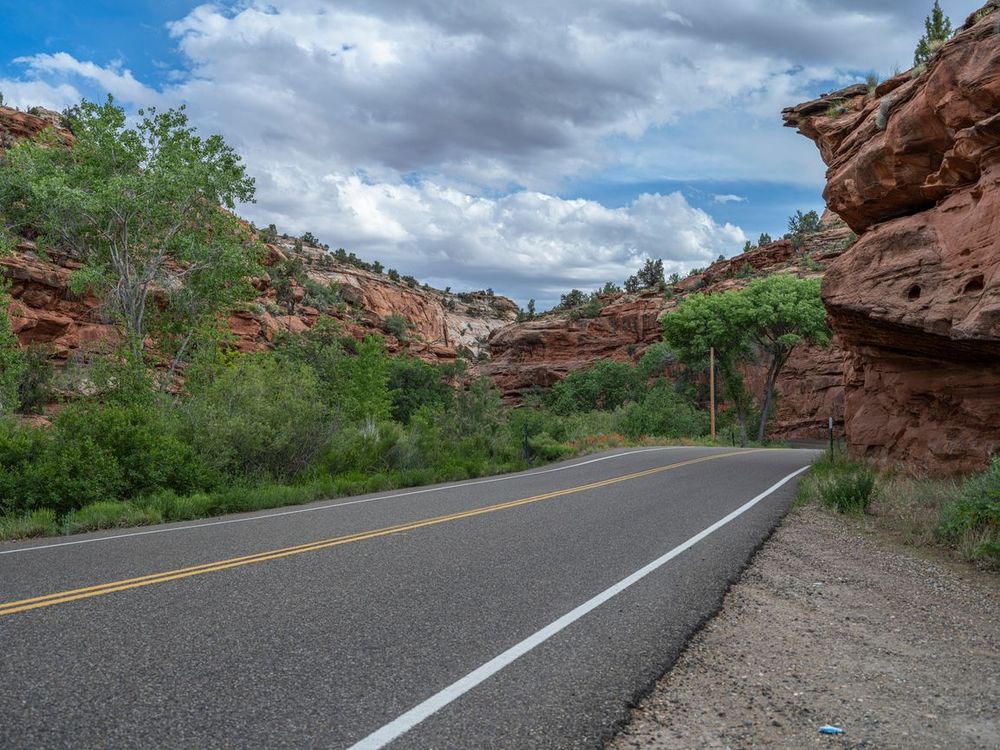 Road in Utah: Asphalt and Stunning Landscape - HDRi Maps and Backplates