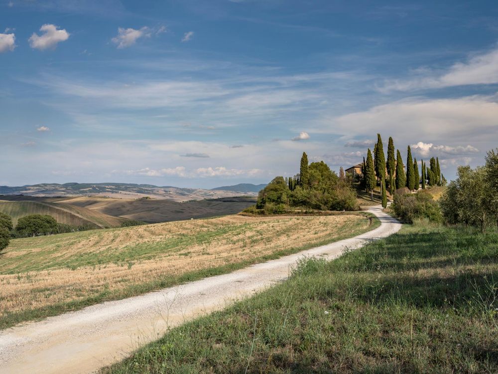 Scenic Landscape of Tuscany: Clear Skies and Natural Beauty - HDRi Maps ...