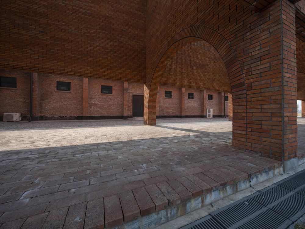 Shanghai Warehouse: Brick Wall Architecture - HDRi Maps and Backplates