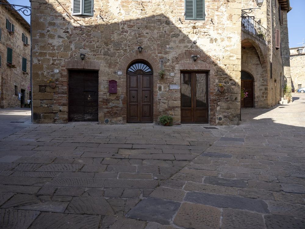 Tuscan Valley: Building with Cobblestone Road