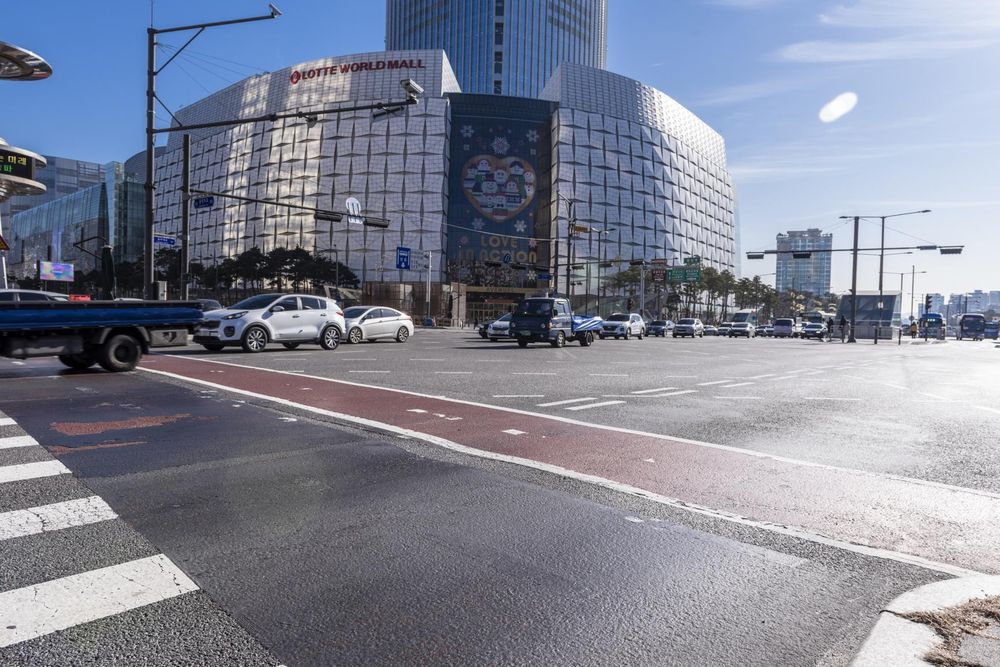 Urban cityscape with architectural infrastructure in Songpa-gu, Seoul ...