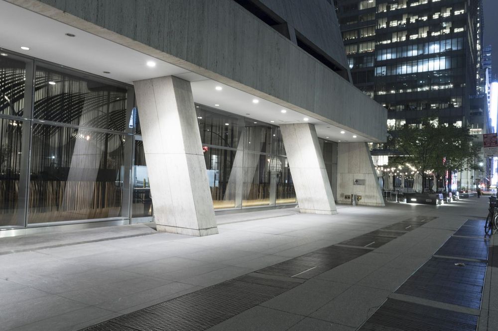 Urban Metropolis: A Showcase of Glass Walls and Modern Architecture