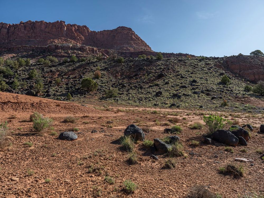 USA's Scenic Drive: Dirt and Gravel Surface - HDRi Maps and Backplates