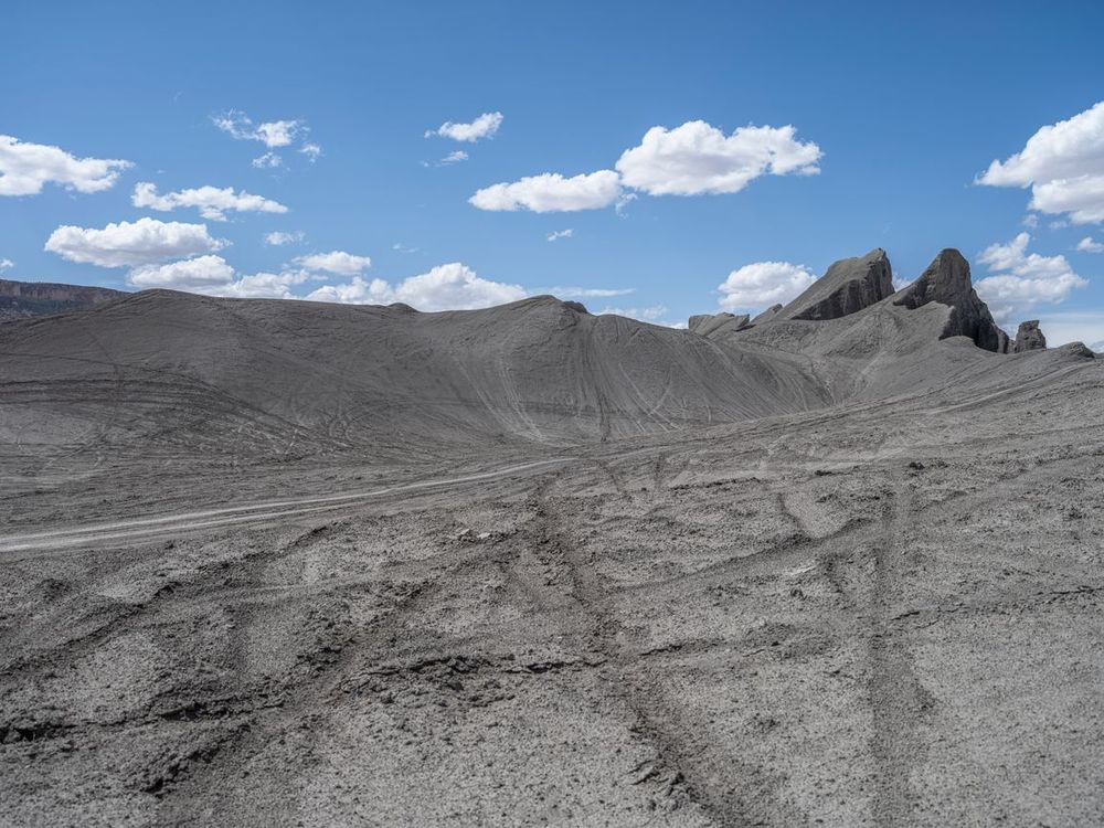 USA Open Space Road: Exploring Factory Butte - HDRi Maps and Backplates