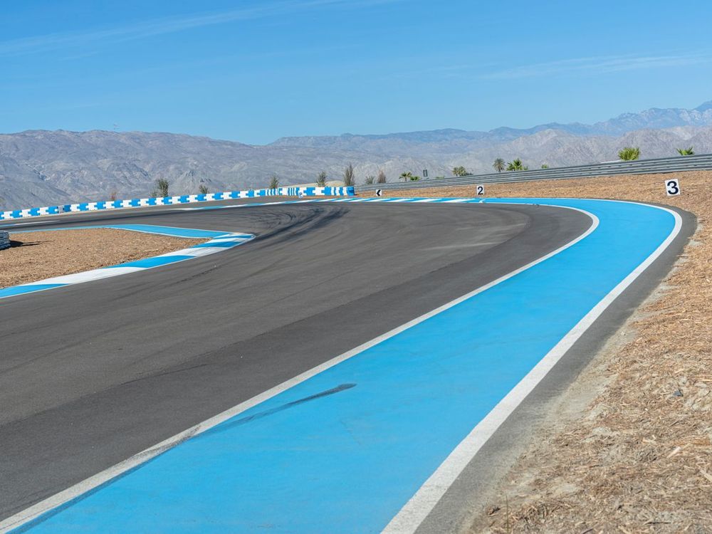 USA Race Track: Asphalt in the Daytime - HDRi Maps and Backplates