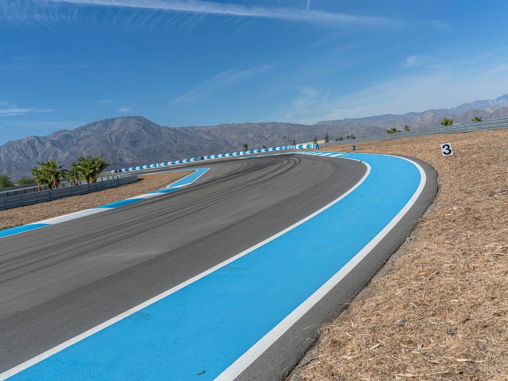 USA Race Track: Asphalt in the Daytime - HDRi Maps and Backplates
