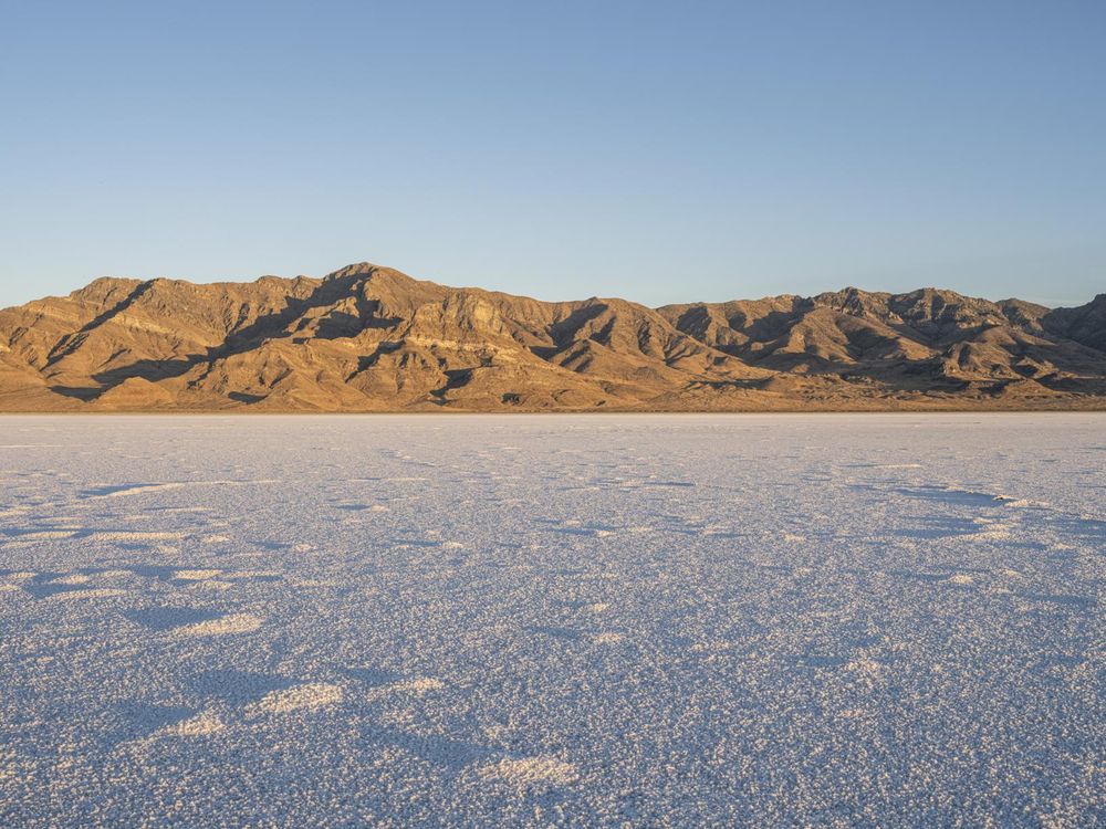 Utah Mountain Range at Dawn Under a Clear Sky - HDRi Maps and Backplates