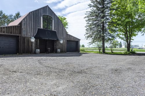 Canadian Country House: A Blend of Nature and Architecture - HDRi Maps ...