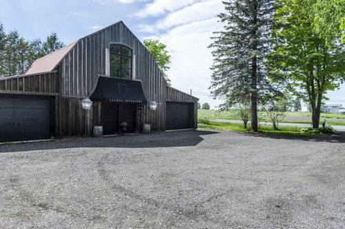 Canadian Country House: A Blend of Nature and Architecture - HDRi Maps ...