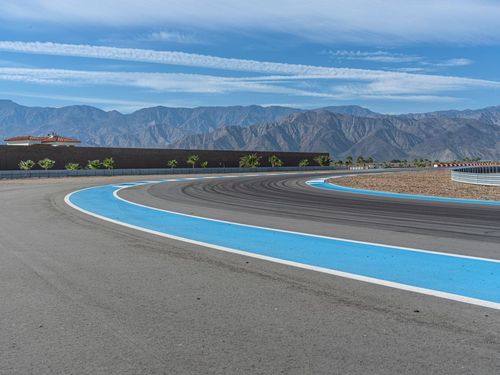 Daytime Racing: Asphalt Curve for High-Speed Thrills