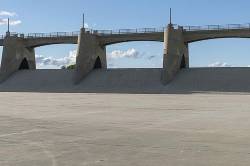 Los Angeles Concrete Arch Bridge: Blending in with the Urban Landscape