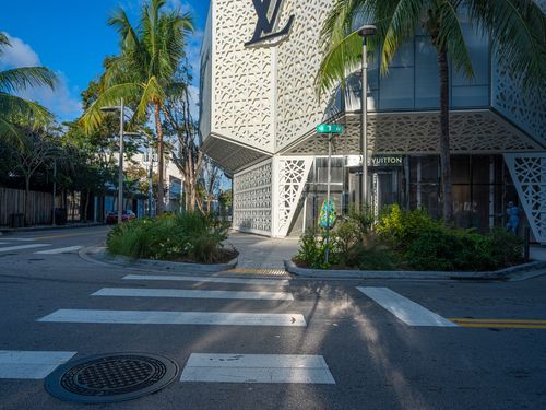 Miami, USA: Modern Architecture Storefronts - HDRi Maps and Backplates