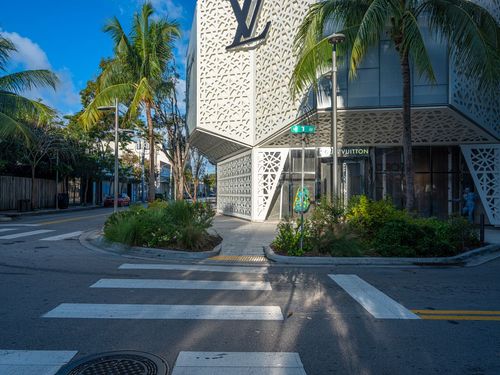 Miami, USA: Modern Architecture Storefronts - HDRi Maps and Backplates