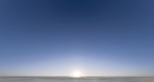 Sunny Day in the USA: Clear Sky and Open Space
