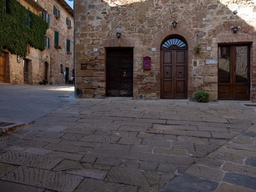 Tuscan Valley: Building with Cobblestone Road