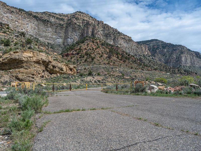Asphalt Road in Utah: A Majestic Mountain View HDRi Maps and Backplates