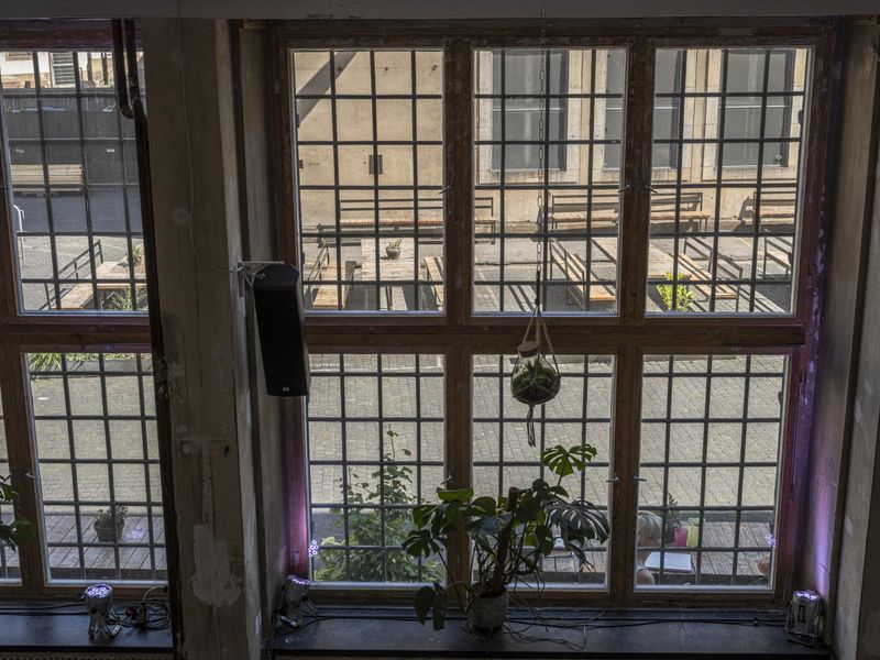 Berlin Architecture: High-rise Glass Window HDRi Maps and Backplates