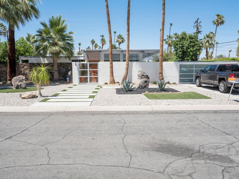 California Day: Clear Sky over a Suburban Home HDRi Maps and Backplates