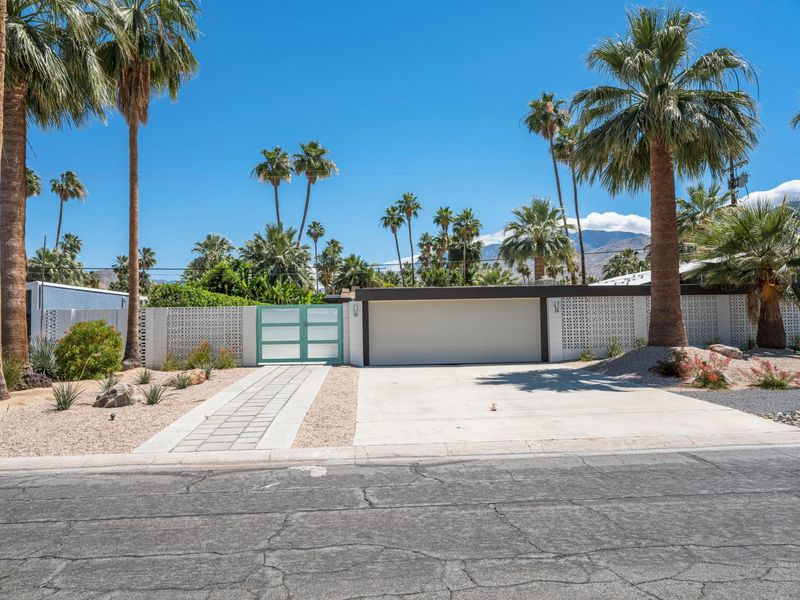 California Residential Home: A Profile of Palm Trees and Modern ...