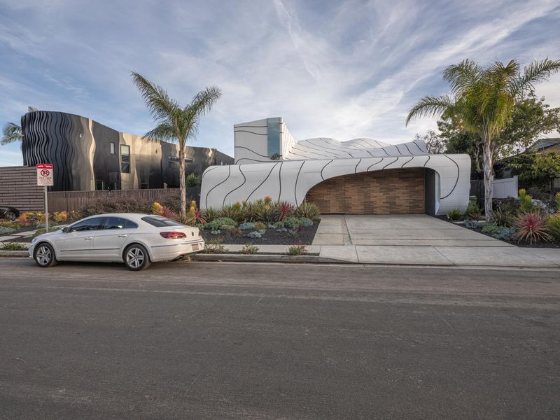 California, USA: Suburban Residential Area - HDRi Maps and Backplates