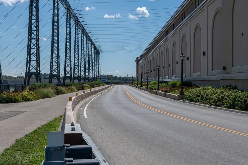 Canada: Straight Down the Road to Niagara Falls - A POV Experience HDRi ...