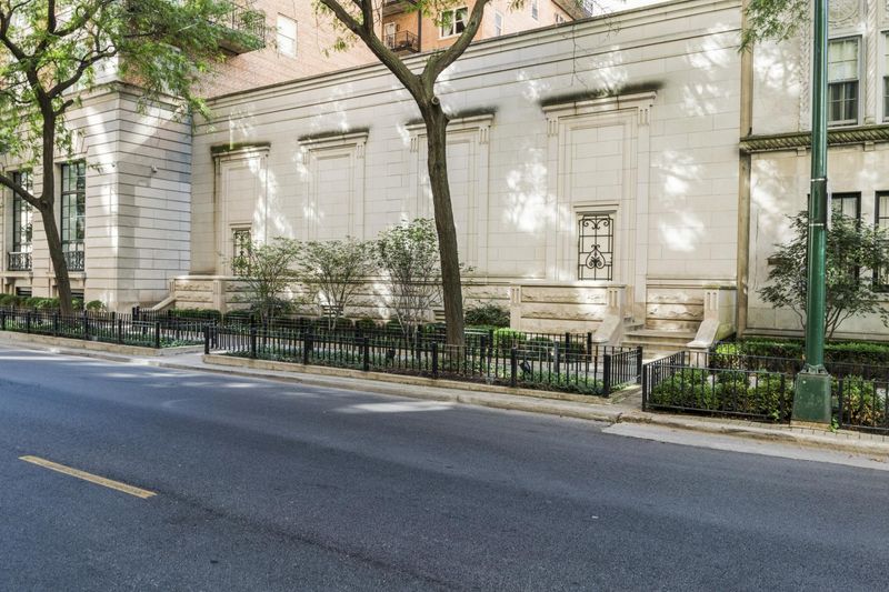 Classic Architecture House in Chicago, Illinois HDRi Maps and Backplates