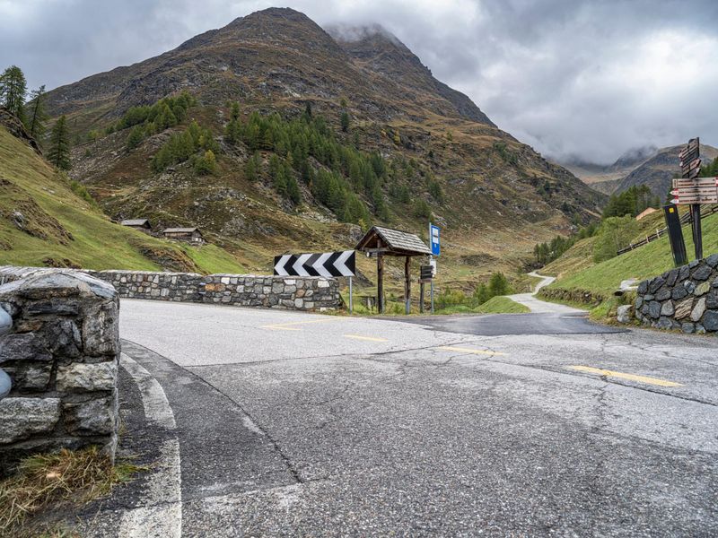 Cloudy Day in Austria: Exploring the Mountain Road HDRi Maps and Backplates