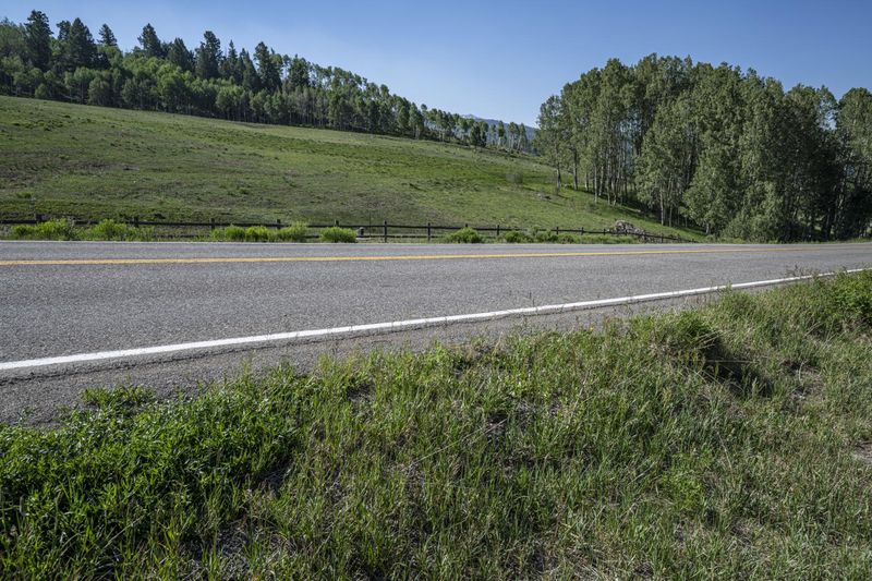 Colorado Mountain Pass: A Clear Sky Above HDRi Maps and Backplates